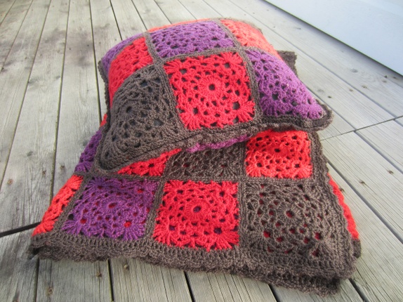 Fri frakt-Heklet teppe og pute - Epla