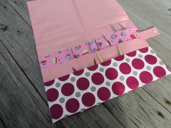 Rundpinne-etui rosa prikker - Epla