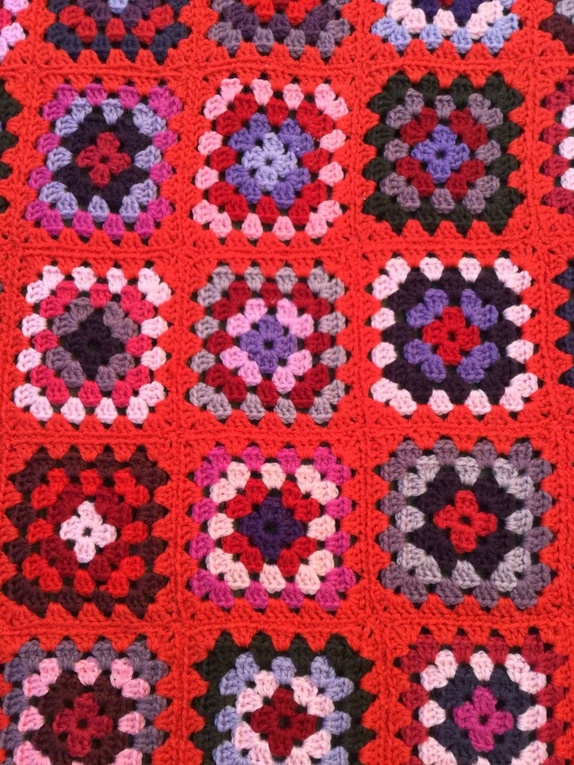 Rødt heklet teppe oldemorsruter - Epla