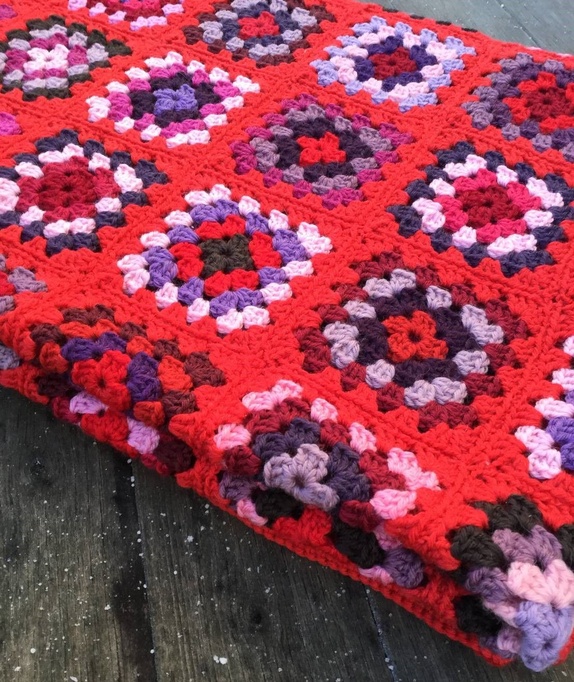 Rødt heklet teppe oldemorsruter - Epla