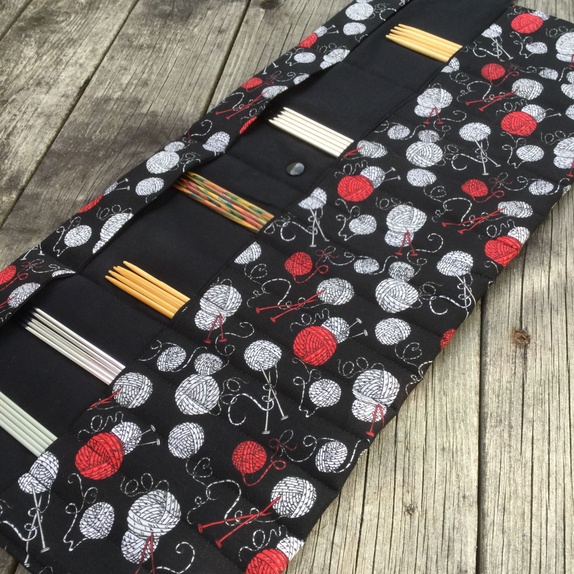 Etui til strømpepinner sort med røde og hvite nøster - Epla