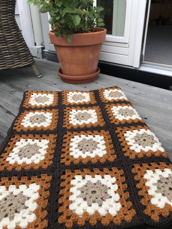 Heklet teppe i retrofarger - Epla