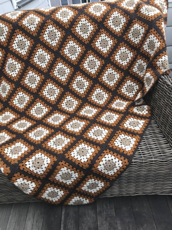 Heklet teppe i retrofarger - Epla