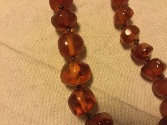 Gammelt smykke av rav - Epla