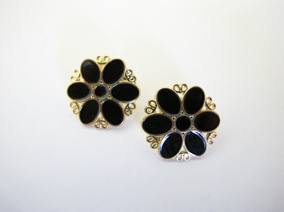 Metallknapp med sort blomst - Epla