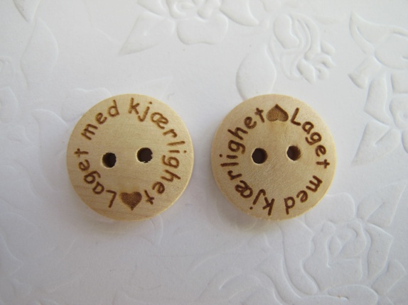 Tre knapper "laget med kjærlighet" - Epla