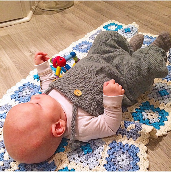 Oppskrift strikket posebukse med seler. - Epla