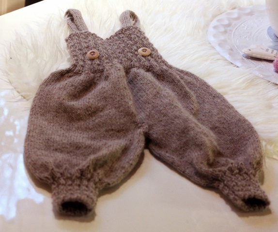 Oppskrift strikket posebukse med seler. - Epla