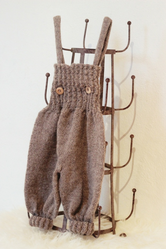 Oppskrift strikket posebukse med seler. - Epla