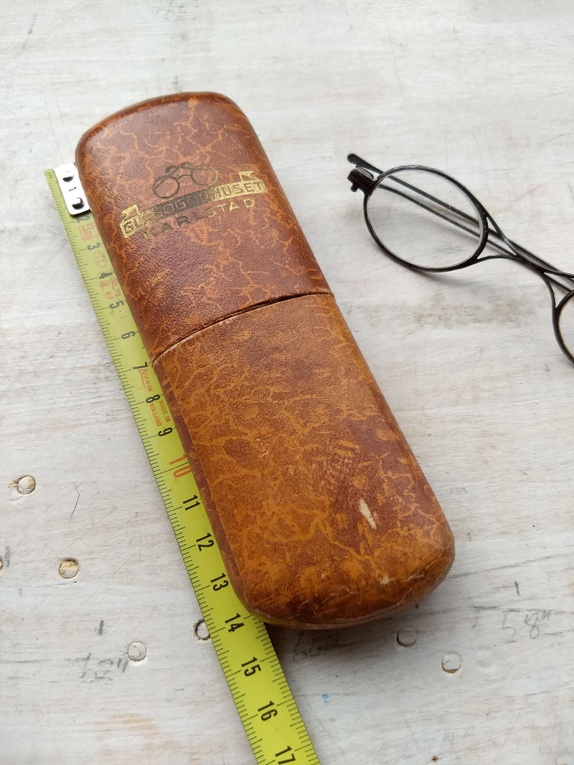Gamle briller med etui - Epla