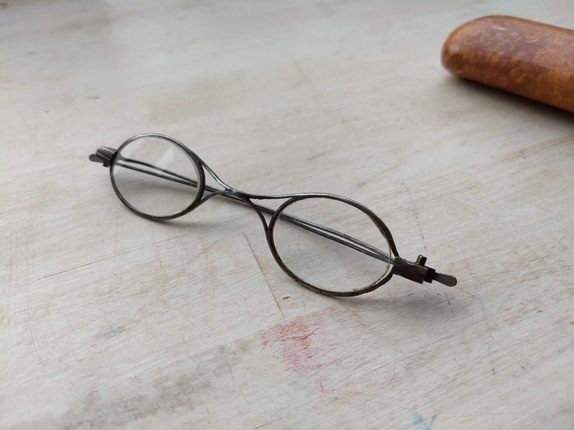 Gamle briller med etui - Epla