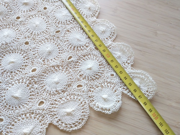 Flott håndbrodert duk - Epla