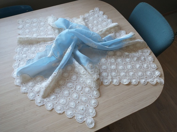 Flott håndbrodert duk - Epla