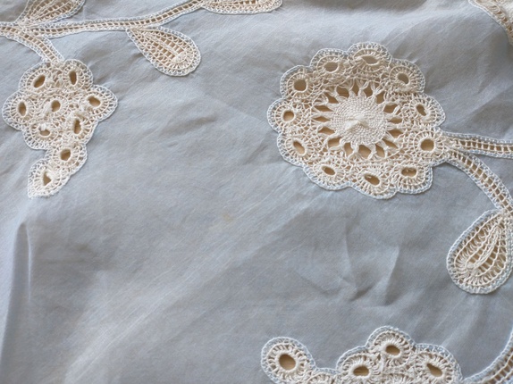 Flott håndbrodert duk - Epla