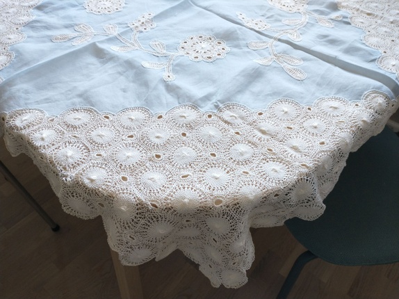 Flott håndbrodert duk - Epla