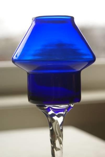 Koboltblå lyslykt på høy vridd stett - Epla