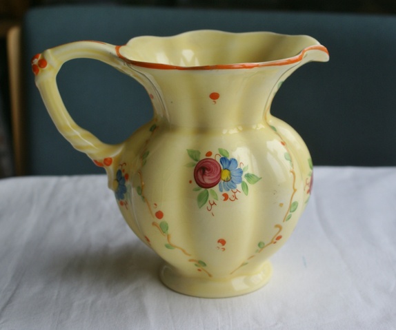 Gammel gul mugge dekorert med blomster - Epla