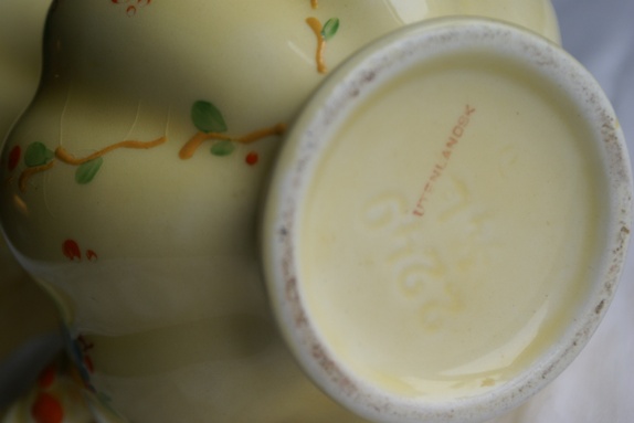 Gammel gul mugge dekorert med blomster - Epla