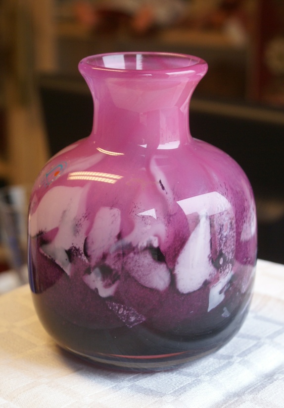 Vakker lilla kunstglass vase fra Randsfjord Glass - Epla