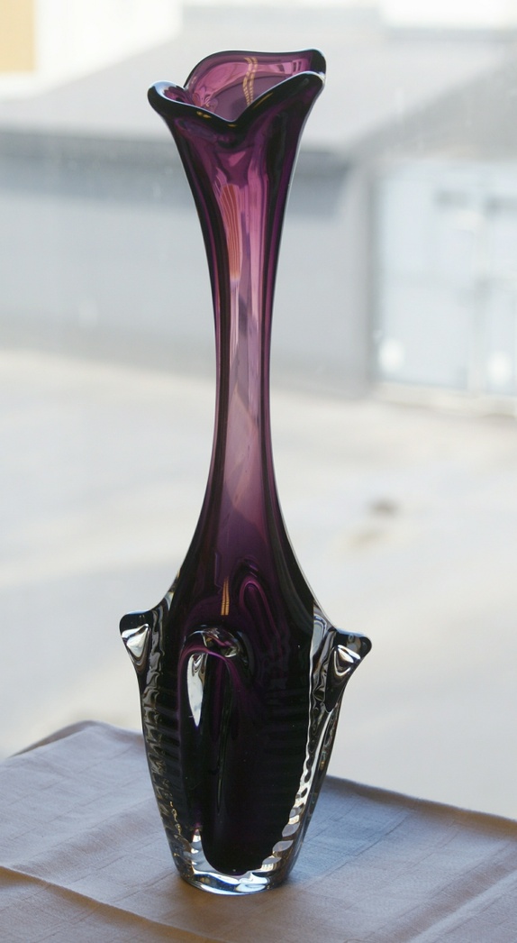 Vakker lilla vase i kunstglass - Epla