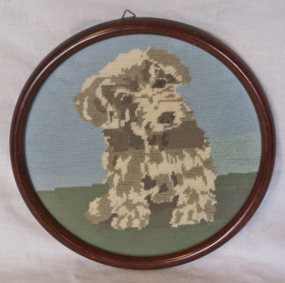 Gammelt innrammet broderi av en hund - Epla