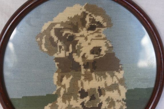 Gammelt innrammet broderi av en hund - Epla