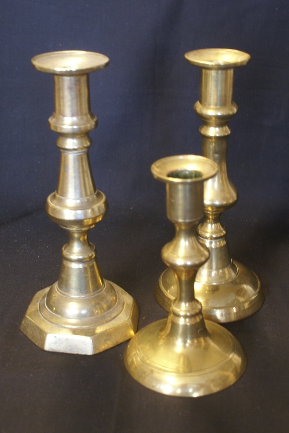 Tre antikke lysestaker i messing - Epla