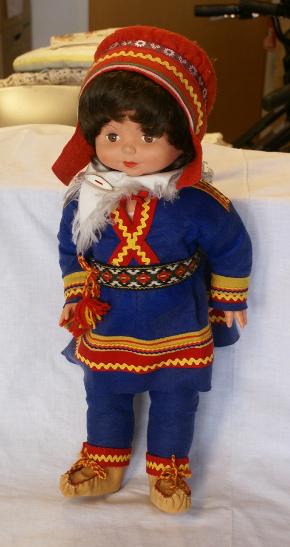 Dukke - Stor Same Lappdukke i fin drakt Rovaniemi Finland - Epla