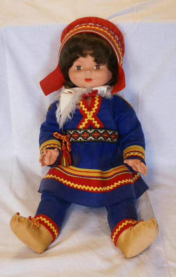 Dukke - Stor Same Lappdukke i fin drakt Rovaniemi Finland - Epla