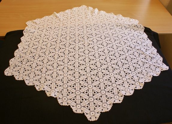 Lekker hvit heklet duk. - Epla