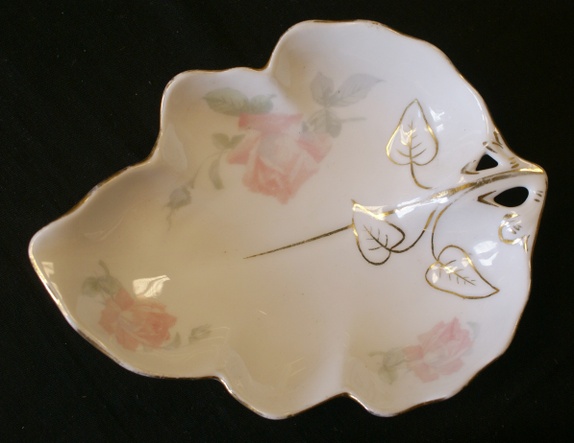 Gammelt løvformet fat- roser- Porsgrund Porselen - Epla