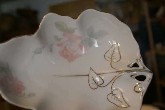 Gammelt løvformet fat- roser- Porsgrund Porselen - Epla