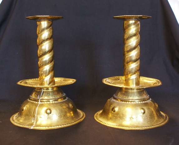 Et par kjempestore lysestaker i messing - Epla