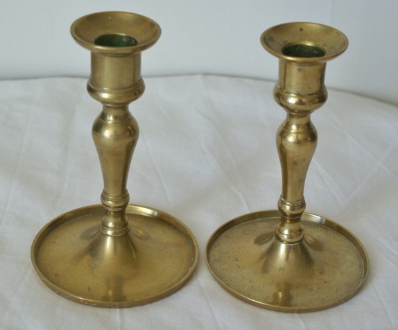 Et par antikke lysestaker i messing - Epla