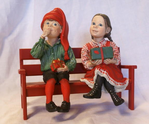 Candy Design-To Carl Larsson figurer på en benk - Epla