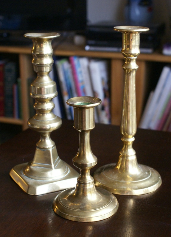Tre antikke lysestaker i messing - Epla