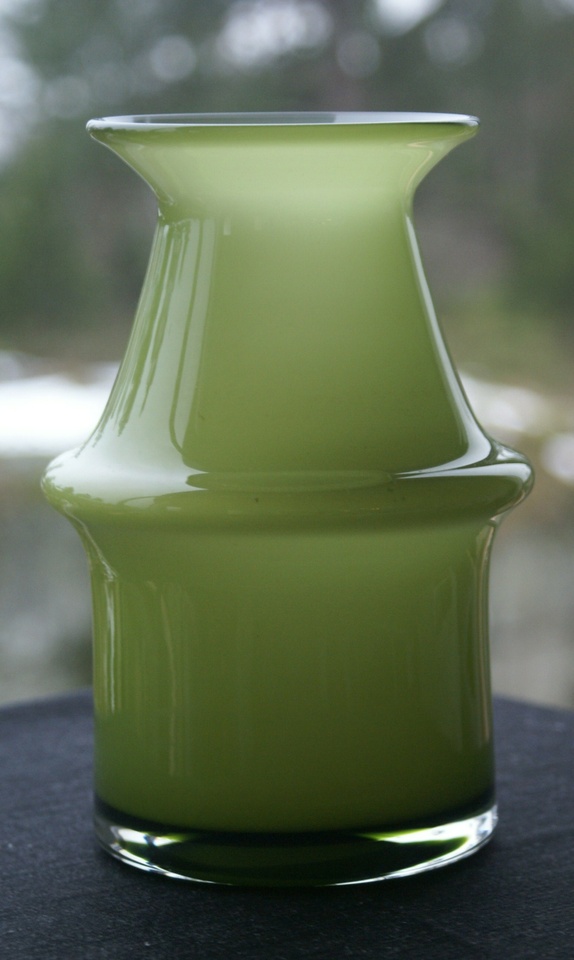 Magnor- Vakker grønn vintage vase - Epla