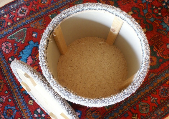 Rund retro puff på tre bein - Epla