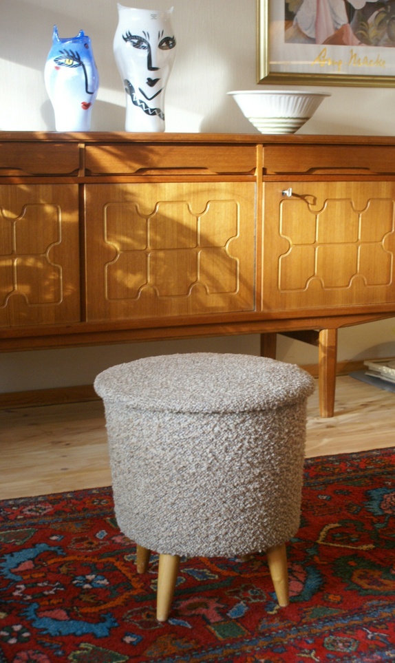 Rund retro puff på tre bein - Epla