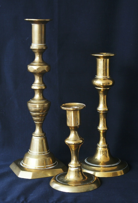 Tre antikke lysestaker i messing (1) - Epla