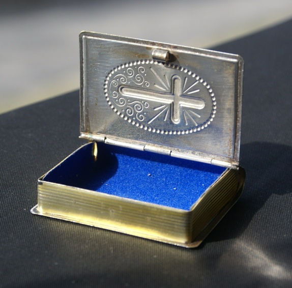 Liten vintage boks i metall formet som en bibel - Epla