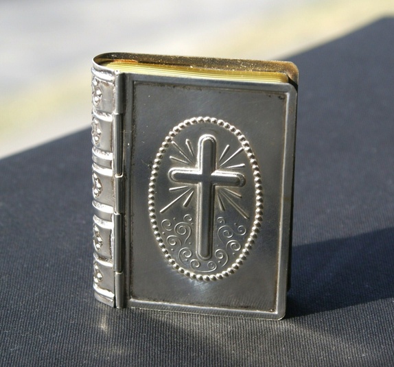 Liten vintage boks i metall formet som en bibel - Epla