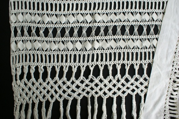 Gammel heklet gardinkappe med frynser - Epla