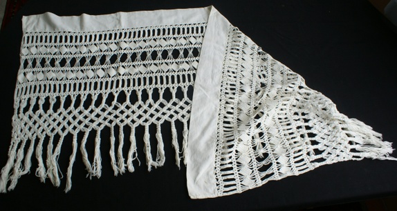 Gammel heklet gardinkappe med frynser - Epla