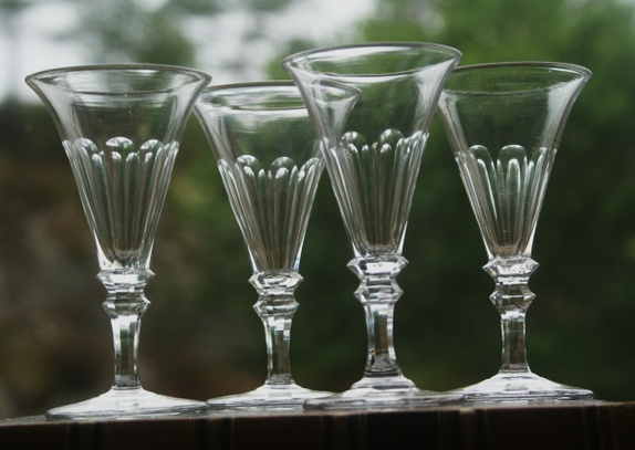 Fire antikke vinglass - Epla