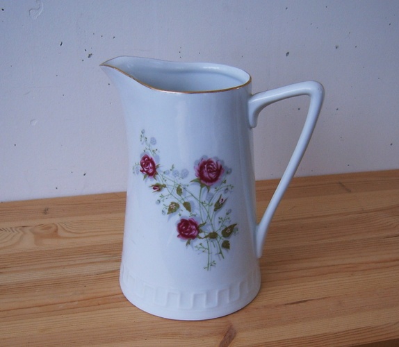 Vakker stor- eldre mugge i porselen- roser - Epla