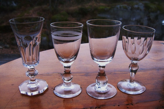 Fire gamle drammeglass - Epla