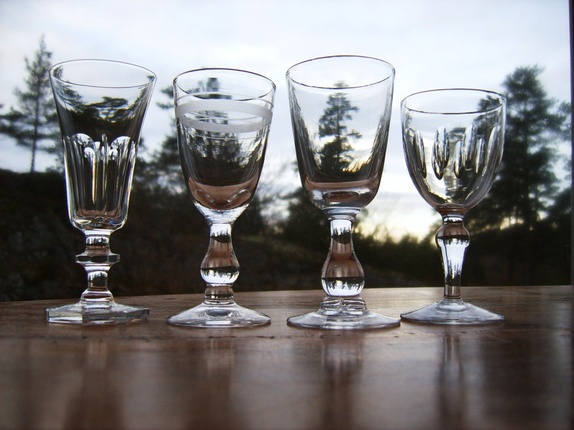 Fire gamle drammeglass - Epla