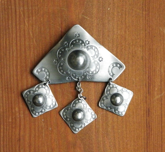 Stor norsk brosje i tinn- Rolf Buodd - Epla