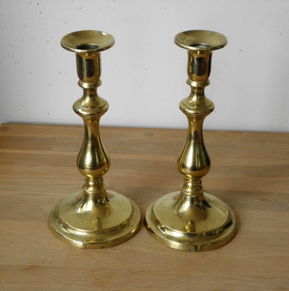 Et par antikke lysestaker i messing - Epla